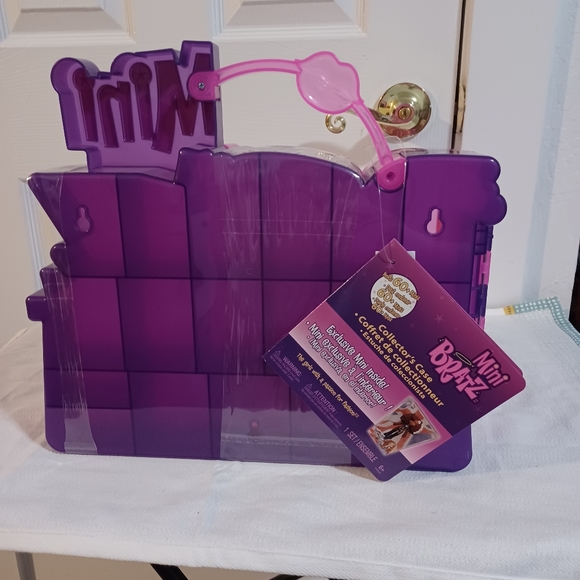 Bratz | Toys | Mini Bratz Collectors Case With Exclusive Collectible ...